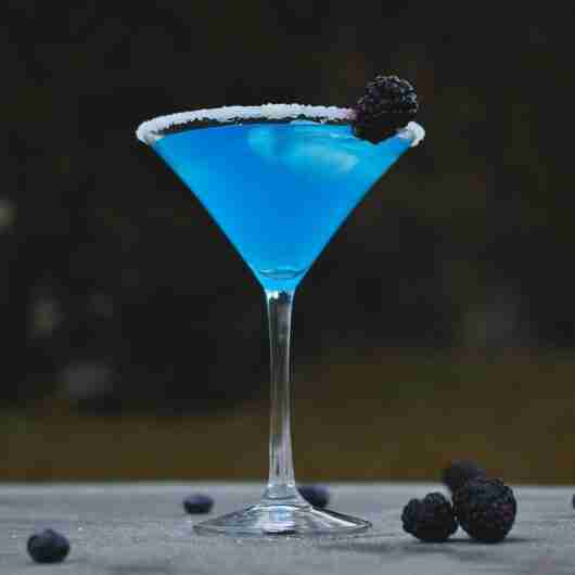 Simple Blue Moon Cocktail Recipe (& 2 Delicious Variations)