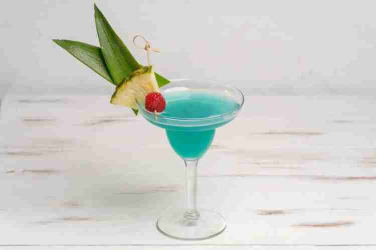 Simple Blue Moon Cocktail Recipe (& 2 Delicious Variations)