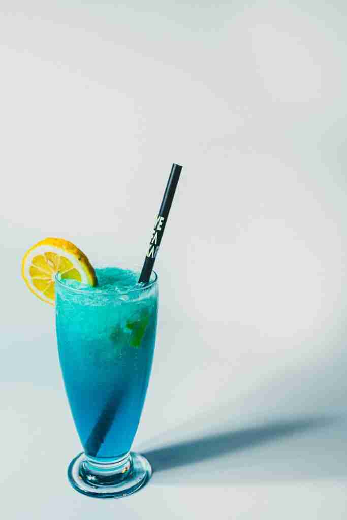 Simple Blue Moon Cocktail Recipe (& 2 Delicious Variations)