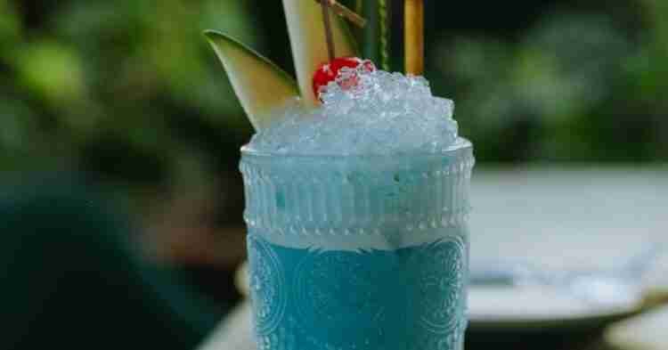 Buffalo Wild Wings Blue Hawaiian Cocktail Recipe(COPYCAT)